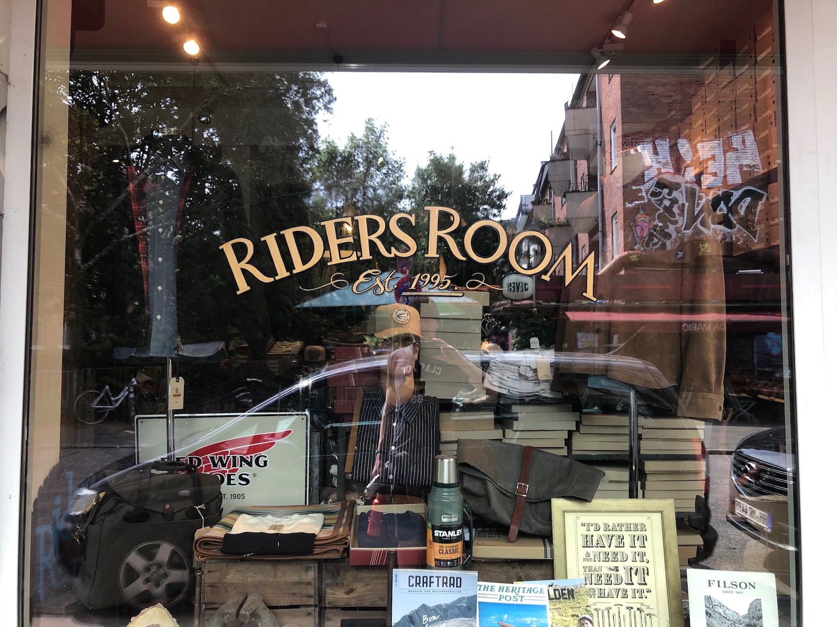 Rider Rooms Hamburg | The Fedora Lounge
